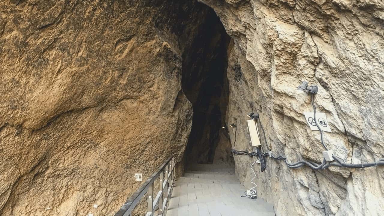 Walking Tour of Areni City Cave Trails – Opatrip